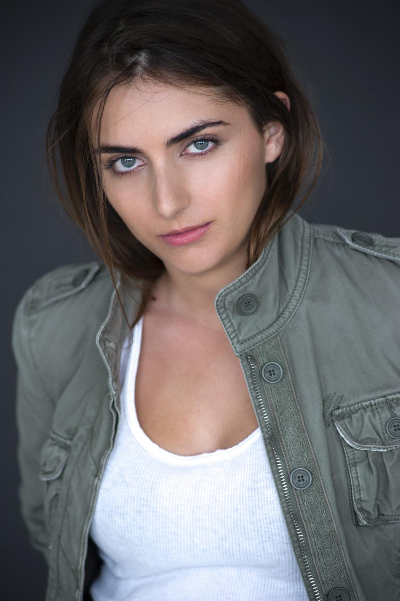 All About YouTuber Emelia Hartford: Net Worth, Parents, Age