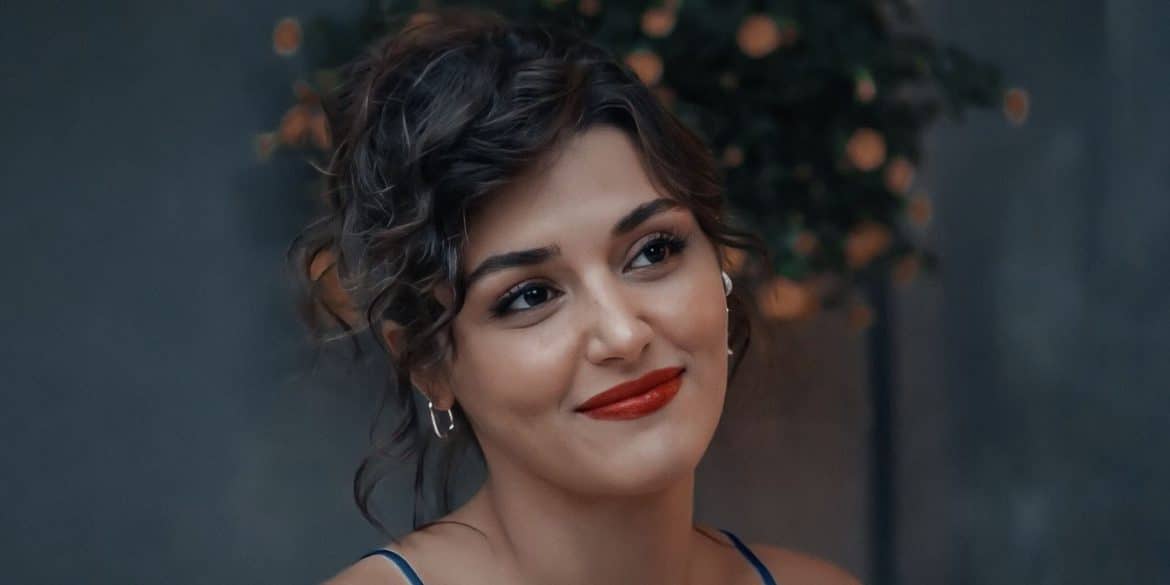 Is Hande Erçel married? Husband, Boyfriend, Net Worth, Height